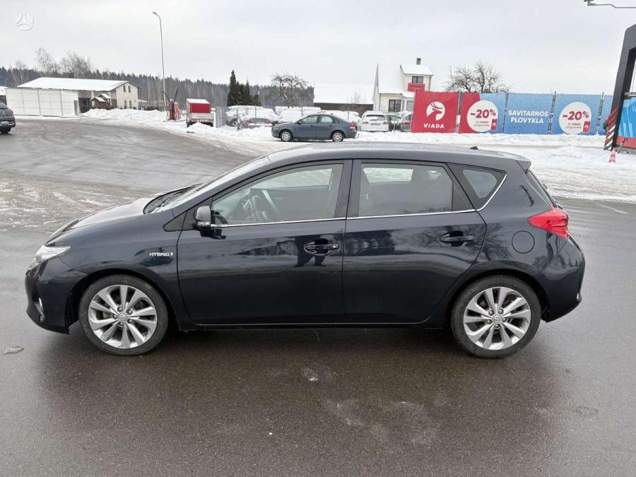 Blue Toyota Auris 2013 in Taurage, with an engine capacity of 1.80 L and mileage of 120 thousand km for 6300 €, photo 2 on AUTOMOTO.COM.LV