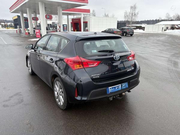 Blue Toyota Auris 2013 in Taurage, with an engine capacity of 1.80 L and mileage of 120 thousand km for 6300 €, photo 3 on AUTOMOTO.COM.LV