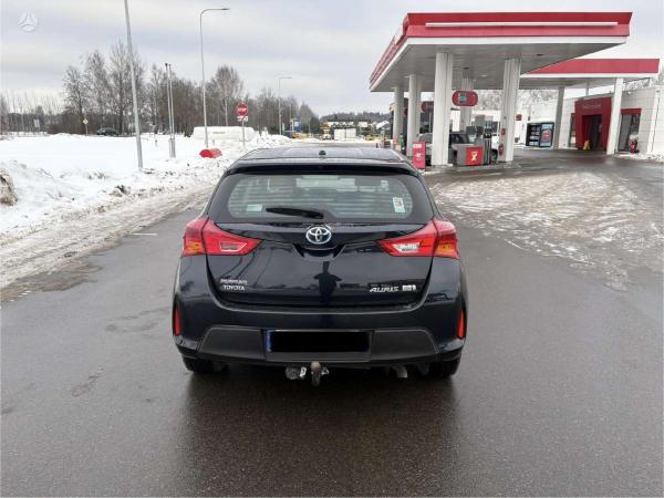 Blue Toyota Auris 2013 in Taurage, with an engine capacity of 1.80 L and mileage of 120 thousand km for 6300 €, photo 4 on AUTOMOTO.COM.LV