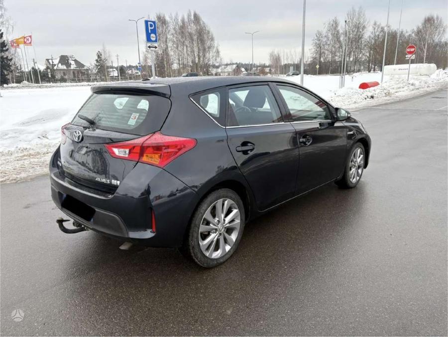 Blue Toyota Auris 2013 in Taurage, with an engine capacity of 1.80 L and mileage of 120 thousand km for 6300 €, photo 5 on AUTOMOTO.COM.LV