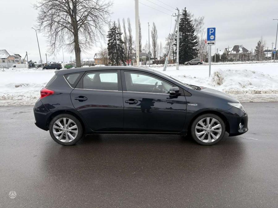 Blue Toyota Auris 2013 in Taurage, with an engine capacity of 1.80 L and mileage of 120 thousand km for 6300 €, photo 6 on AUTOMOTO.COM.LV
