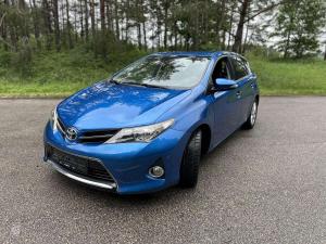 Blue Toyota Auris 2013 in Ukmerge, with an engine capacity of 1.36 L and mileage of 210 thousand km for 5350 €, photo 4 on AUTOMOTO.COM.LV