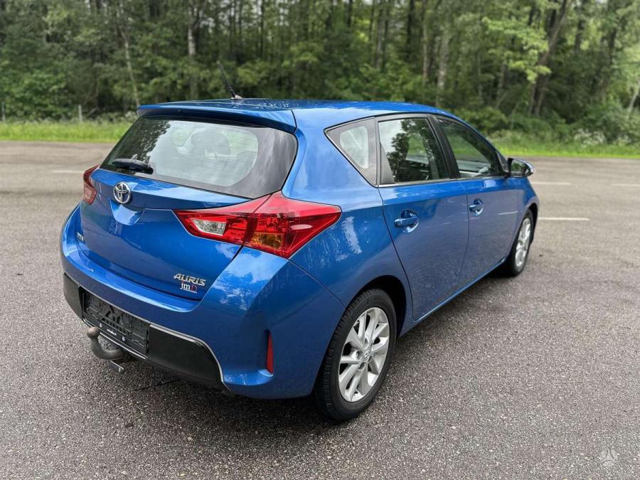 Blue Toyota Auris 2013 in Ukmerge, with an engine capacity of 1.36 L and mileage of 210 thousand km for 5350 €, photo 5 on AUTOMOTO.COM.LV
