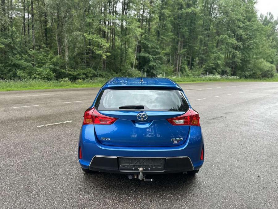 Blue Toyota Auris 2013 in Ukmerge, with an engine capacity of 1.36 L and mileage of 210 thousand km for 5350 €, photo 6 on AUTOMOTO.COM.LV