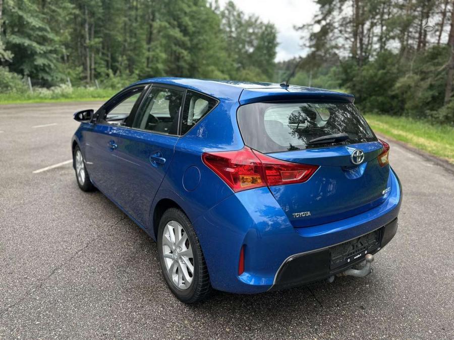 Blue Toyota Auris 2013 in Ukmerge, with an engine capacity of 1.36 L and mileage of 210 thousand km for 5350 €, photo 7 on AUTOMOTO.COM.LV