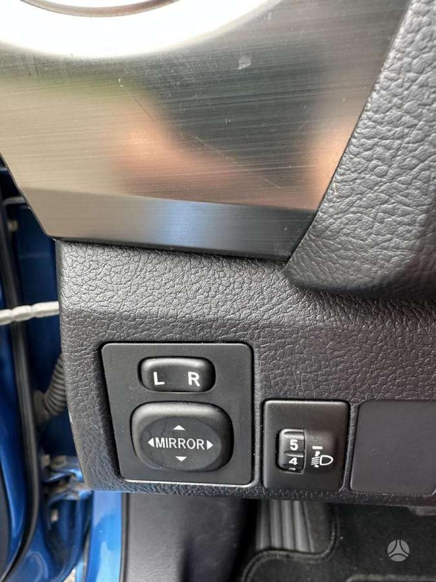 Blue Toyota Auris 2013 in Ukmerge, with an engine capacity of 1.36 L and mileage of 210 thousand km for 5350 €, photo 16 on AUTOMOTO.COM.LV