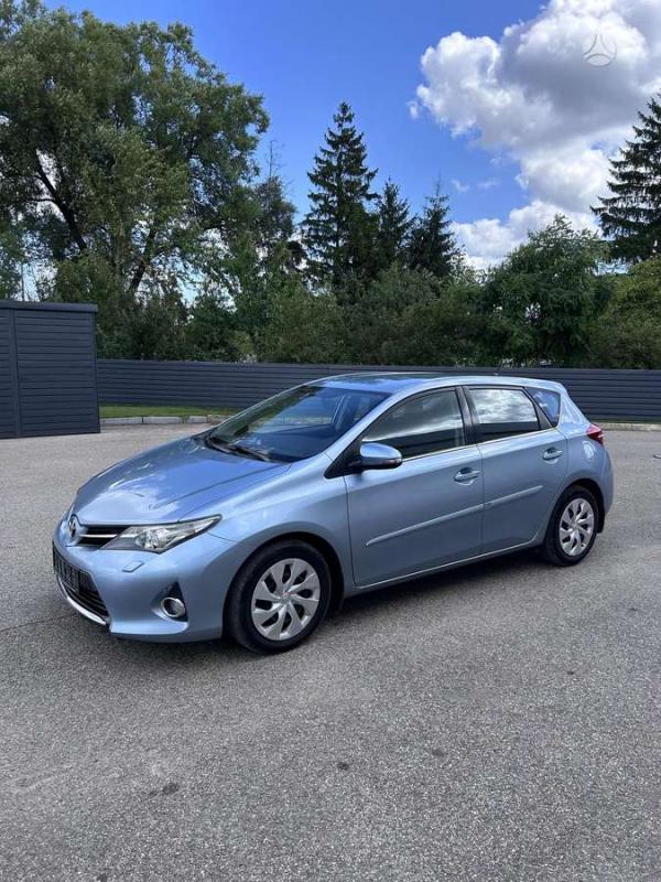 Blue Toyota Auris 2013 in Ukmerge, with an engine capacity of 1.60 L and mileage of 207 thousand km for 7999 €, photo 2 on AUTOMOTO.COM.LV