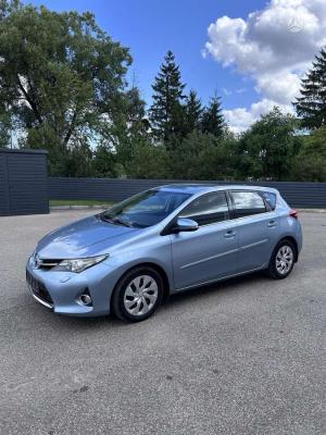 Blue Toyota Auris 2013 in Ukmerge, with an engine capacity of 1.60 L and mileage of 207 thousand km for 7999 €, photo 3 on AUTOMOTO.COM.LV
