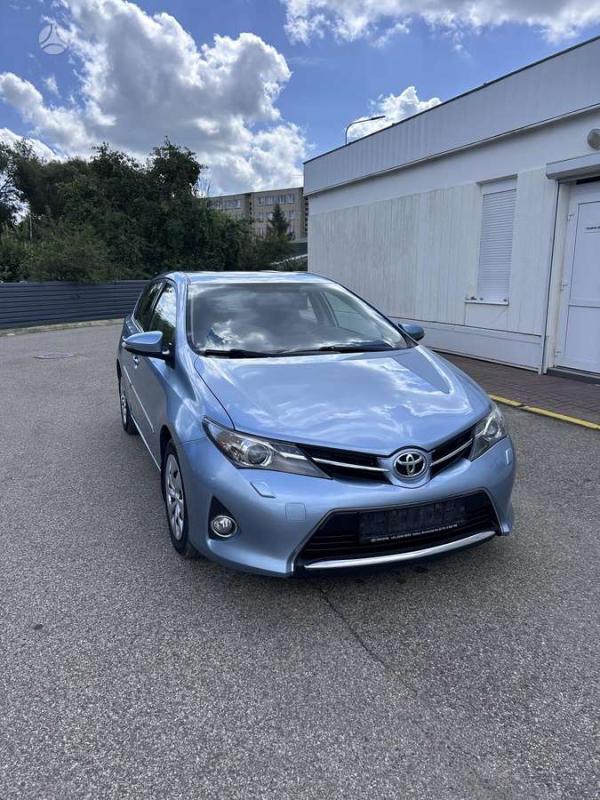 Blue Toyota Auris 2013 in Ukmerge, with an engine capacity of 1.60 L and mileage of 207 thousand km for 7999 €, photo 3 on AUTOMOTO.COM.LV