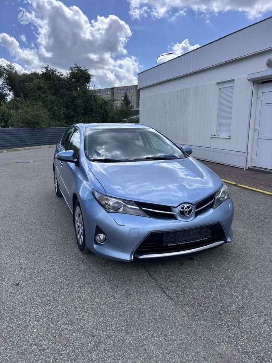 Blue Toyota Auris 2013 in Ukmerge, with an engine capacity of 1.60 L and mileage of 207 thousand km for 7999 €, photo 4 on AUTOMOTO.COM.LV
