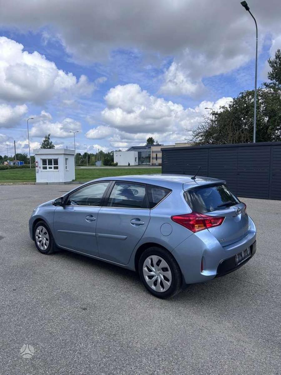 Blue Toyota Auris 2013 in Ukmerge, with an engine capacity of 1.60 L and mileage of 207 thousand km for 7999 €, photo 5 on AUTOMOTO.COM.LV