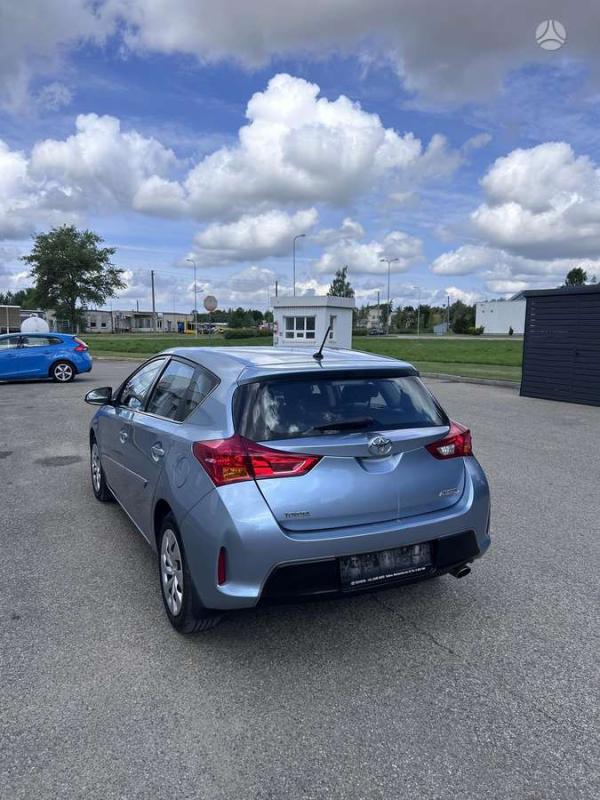 Blue Toyota Auris 2013 in Ukmerge, with an engine capacity of 1.60 L and mileage of 207 thousand km for 7999 €, photo 5 on AUTOMOTO.COM.LV
