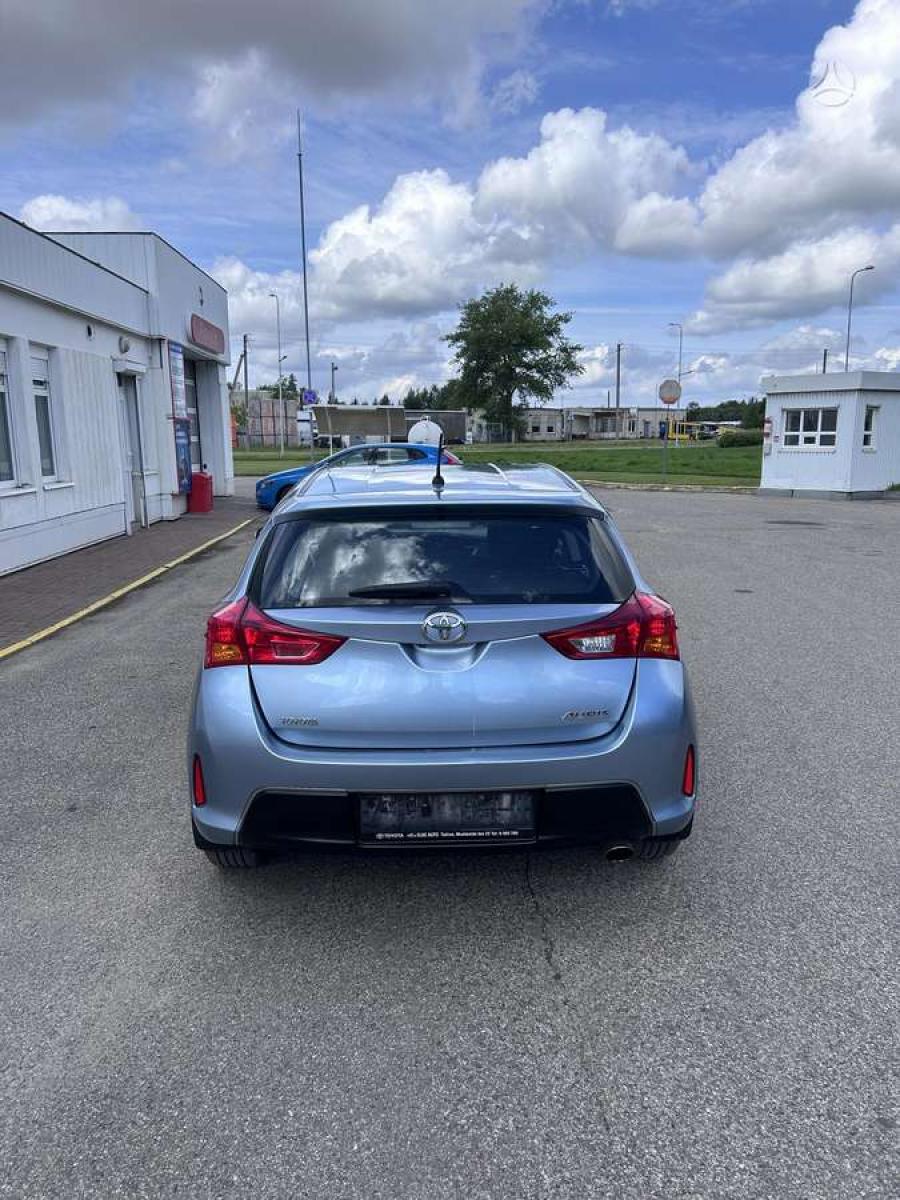 Blue Toyota Auris 2013 in Ukmerge, with an engine capacity of 1.60 L and mileage of 207 thousand km for 7999 €, photo 7 on AUTOMOTO.COM.LV