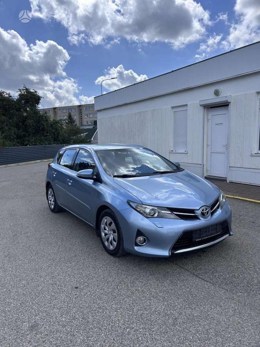 Blue Toyota Auris 2013 in Ukmerge, with an engine capacity of 1.60 L and mileage of 207 thousand km for 7999 €, photo 21 on AUTOMOTO.COM.LV
