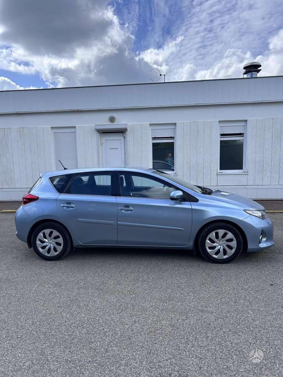 Blue Toyota Auris 2013 in Ukmerge, with an engine capacity of 1.60 L and mileage of 207 thousand km for 7999 €, photo 22 on AUTOMOTO.COM.LV