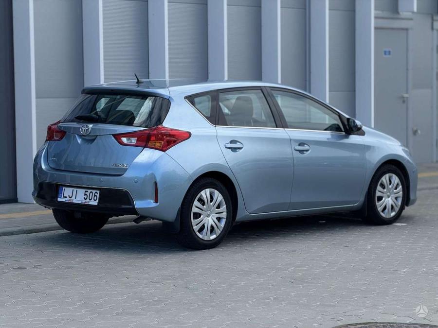 Blue Toyota Auris 2013 in Vilnius, with an engine capacity of 1.36 L and mileage of 209 thousand km for 5900 €, photo 3 on AUTOMOTO.COM.LV