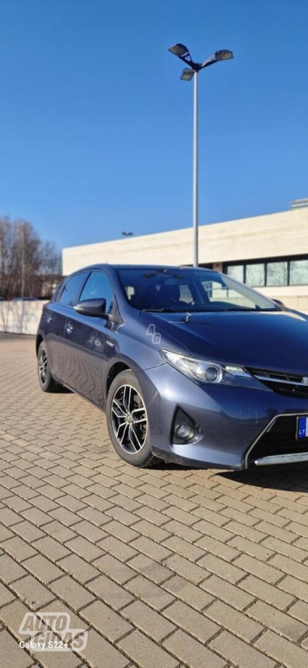 Zils Toyota Auris 2014 Viļņa, ar dzinēja tilpumu 1.80 L un nobraukumu 138 tūkst. km par 8399 €, foto 2 vietnē AUTOMOTO.COM.LV
