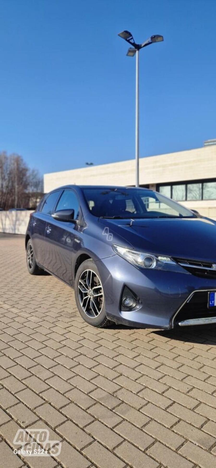 Blue Toyota Auris 2014 in Vilnius, with an engine capacity of 1.80 L and mileage of 138 thousand km for 8399 €, photo 2 on AUTOMOTO.COM.LV