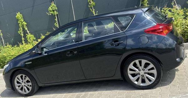 Zils Toyota Auris 2014 Viļņa, ar dzinēja tilpumu 1.80 L un nobraukumu 230 tūkst. km par 8999 €, foto 1 vietnē AUTOMOTO.COM.LV