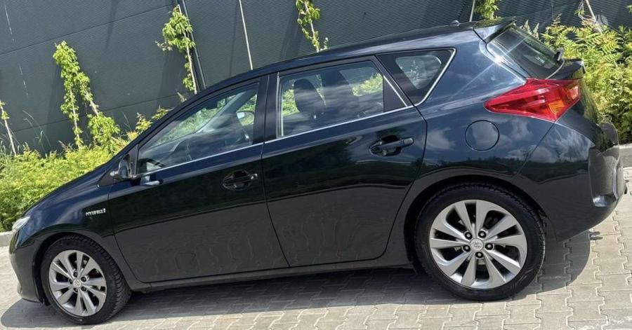Zils Toyota Auris 2014 Viļņa, ar dzinēja tilpumu 1.80 L un nobraukumu 230 tūkst. km par 8999 €, foto 1 vietnē AUTOMOTO.COM.LV