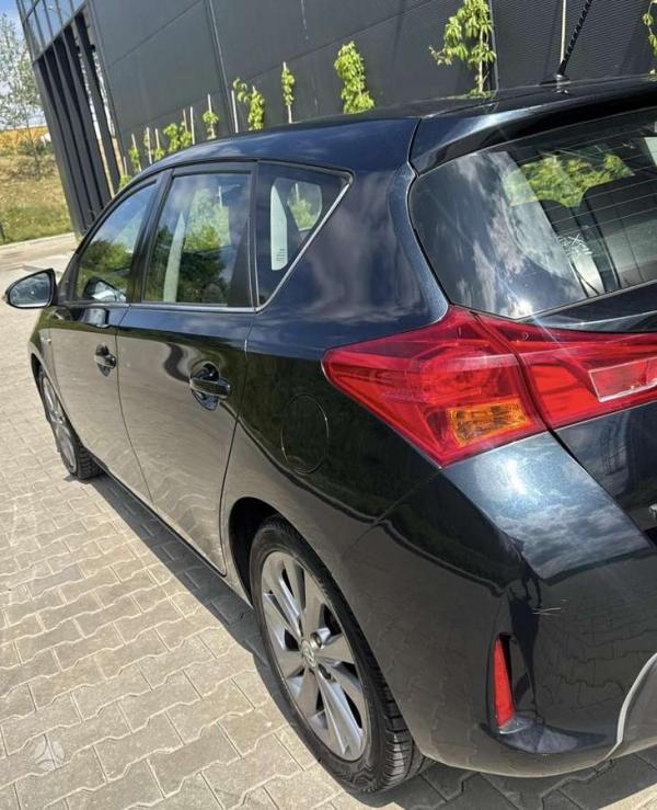 Zils Toyota Auris 2014 Viļņa, ar dzinēja tilpumu 1.80 L un nobraukumu 230 tūkst. km par 8999 €, foto 2 vietnē AUTOMOTO.COM.LV