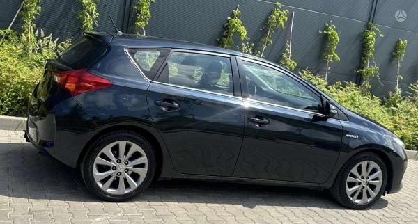 Zils Toyota Auris 2014 Viļņa, ar dzinēja tilpumu 1.80 L un nobraukumu 230 tūkst. km par 8999 €, foto 4 vietnē AUTOMOTO.COM.LV