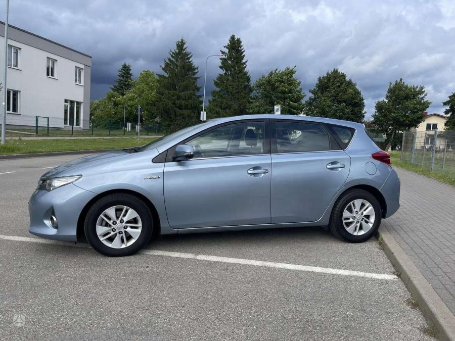 Blue Toyota Auris 2014 in Vilnius, with an engine capacity of 1.80 L and mileage of 275 thousand km for 8800 €, photo 15 on AUTOMOTO.COM.LV