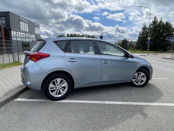 Blue Toyota Auris 2014 in Vilnius, with an engine capacity of 1.80 L and mileage of 270 thousand km for 8690 €, photo 4 on AUTOMOTO.COM.LV