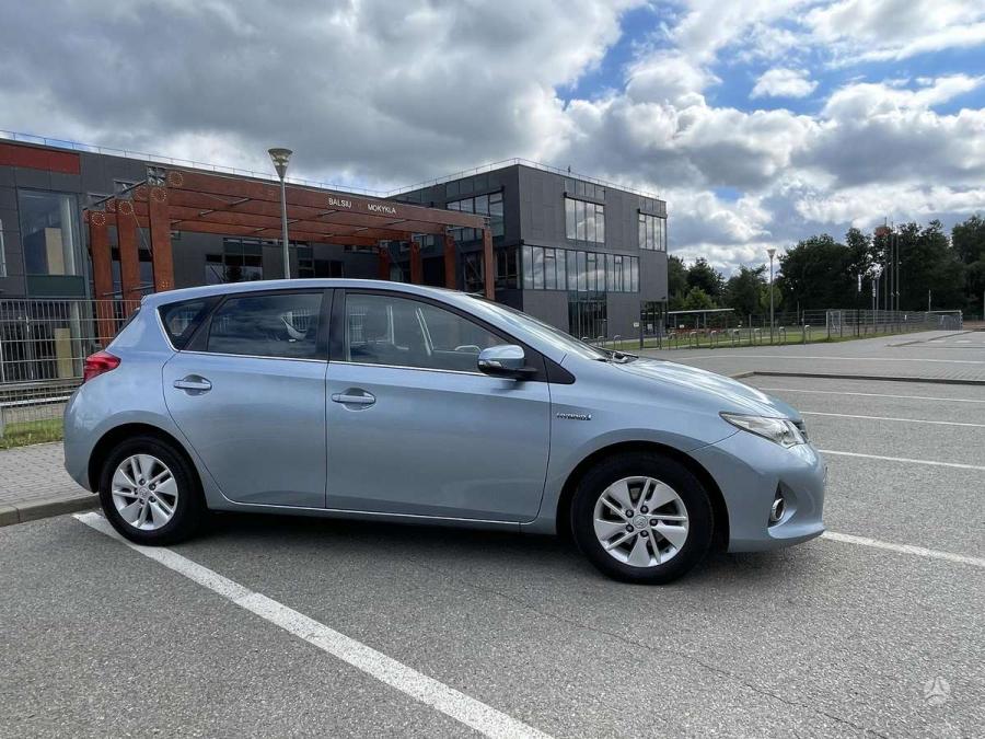 Blue Toyota Auris 2014 in Vilnius, with an engine capacity of 1.80 L and mileage of 270 thousand km for 8550 €, photo 4 on AUTOMOTO.COM.LV