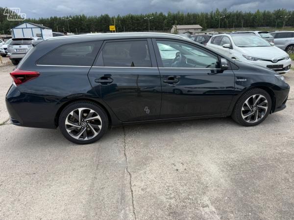 Blue Toyota Auris 2015 in Vilnius, with an engine capacity of 1.80 L and mileage of 261 thousand km for 11950 €, photo 2 on AUTOMOTO.COM.LV