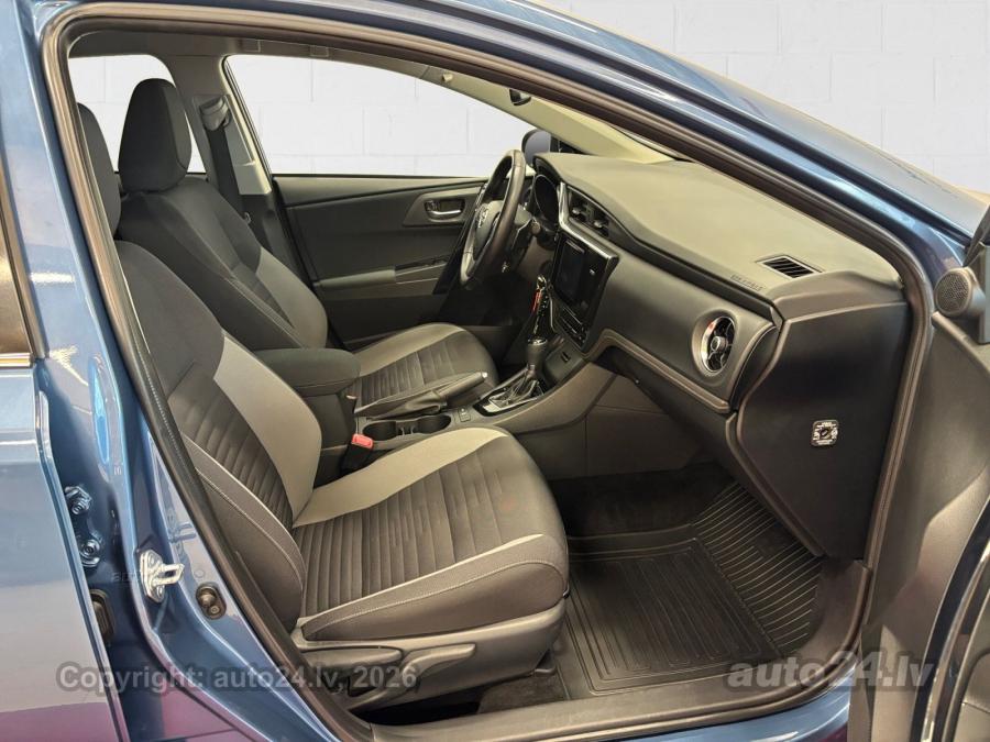 Blue Toyota Auris 2015 in Tartu, with an engine capacity of 1.60 L and mileage of 141 thousand km for 9990 €, photo 7 on AUTOMOTO.COM.LV