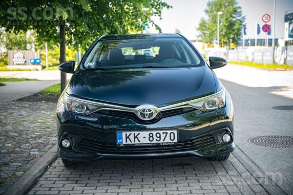 Blue Toyota Auris 2016 in Riga, with an engine capacity of 1.60 L and mileage of 125 thousand km for 8990 €, photo 2 on AUTOMOTO.COM.LV