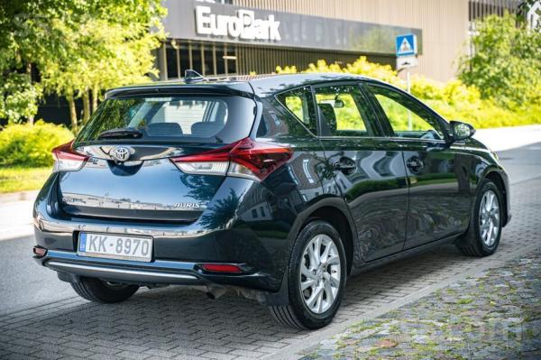 Blue Toyota Auris 2016 in Riga, with an engine capacity of 1.60 L and mileage of 125 thousand km for 8990 €, photo 4 on AUTOMOTO.COM.LV