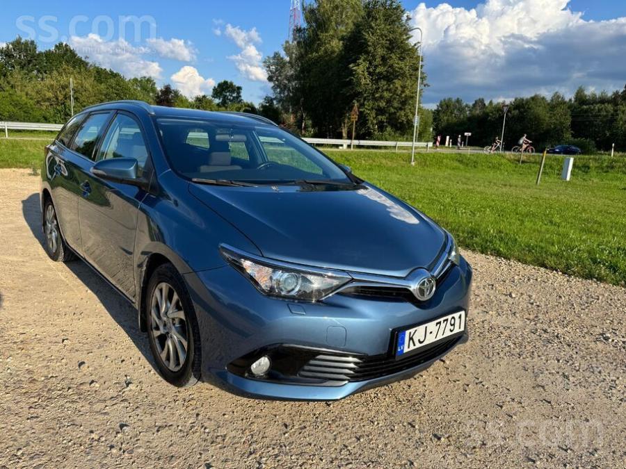 Blue Toyota Auris 2016 in Riga, with an engine capacity of 1.60 L and mileage of 134 thousand km for 7800 €, photo 1 on AUTOMOTO.COM.LV
