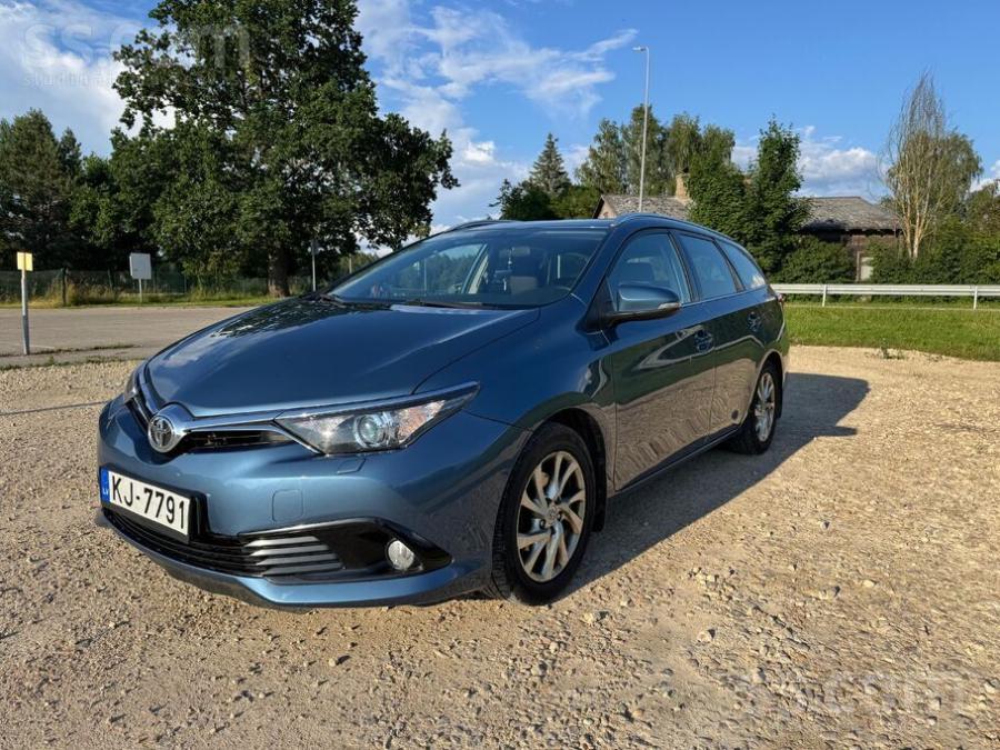 Blue Toyota Auris 2016 in Riga, with an engine capacity of 1.60 L and mileage of 134 thousand km for 7800 €, photo 2 on AUTOMOTO.COM.LV