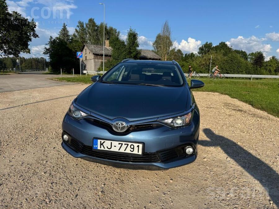 Blue Toyota Auris 2016 in Riga, with an engine capacity of 1.60 L and mileage of 134 thousand km for 7800 €, photo 6 on AUTOMOTO.COM.LV