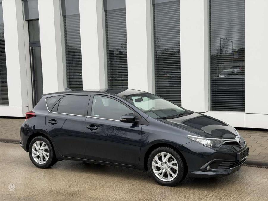 Zils Toyota Auris 2016 Viļņa, ar dzinēja tilpumu 1.60 L un nobraukumu 82 tūkst. km par 9350 €, foto 2 vietnē AUTOMOTO.COM.LV