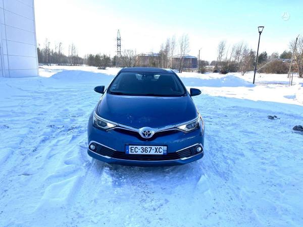 Blue Toyota Auris 2016 in Kaunas, with an engine capacity of 1.80 L and mileage of 239 thousand km for 9950 €, photo 2 on AUTOMOTO.COM.LV
