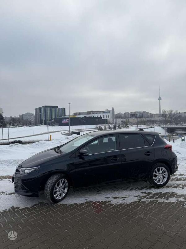 Zils Toyota Auris 2016 Viļņa, ar dzinēja tilpumu 1.60 L un nobraukumu 82 tūkst. km par 9250 €, foto 2 vietnē AUTOMOTO.COM.LV