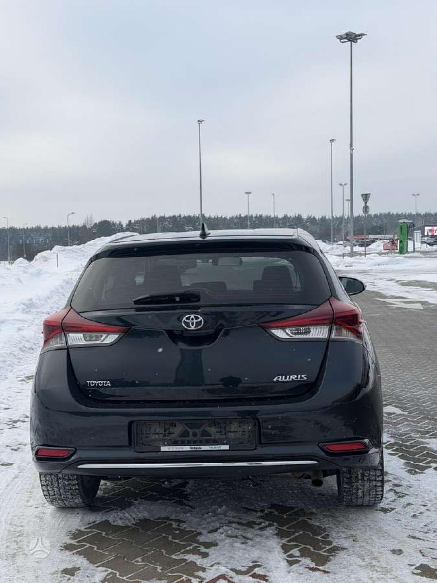 Blue Toyota Auris 2016 in Vilnius, with an engine capacity of 1.60 L and mileage of 82 thousand km for 9250 €, photo 8 on AUTOMOTO.COM.LV