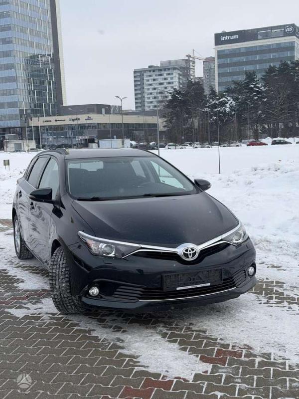Zils Toyota Auris 2016 Viļņa, ar dzinēja tilpumu 1.60 L un nobraukumu 82 tūkst. km par 9250 €, foto 2 vietnē AUTOMOTO.COM.LV