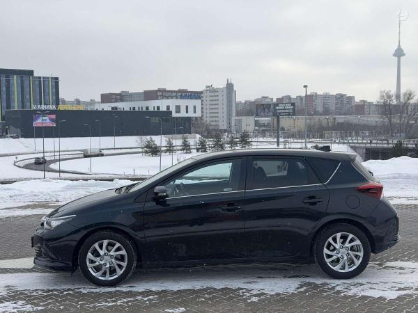 Zils Toyota Auris 2016 Viļņa, ar dzinēja tilpumu 1.60 L un nobraukumu 82 tūkst. km par 9200 €, foto 1 vietnē AUTOMOTO.COM.LV
