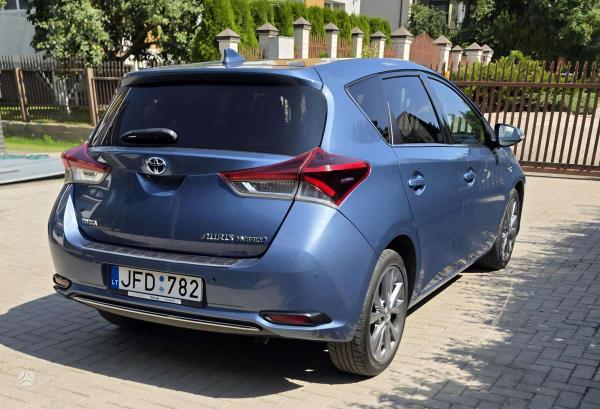 Blue Toyota Auris 2016 in Vilnius, with an engine capacity of 1.80 L and mileage of 75 thousand km for 14700 €, photo 3 on AUTOMOTO.COM.LV