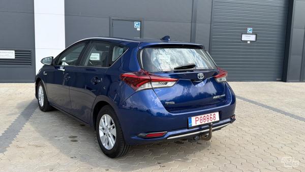 Blue Toyota Auris 2016 in Vilnius, with an engine capacity of 1.80 L and mileage of 238 thousand km for 7800 €, photo 6 on AUTOMOTO.COM.LV