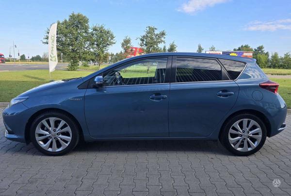 Blue Toyota Auris 2016 in Panevezys, with an engine capacity of 1.80 L and mileage of 238 thousand km for 8999 €, photo 2 on AUTOMOTO.COM.LV