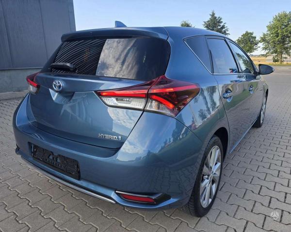Blue Toyota Auris 2016 in Panevezys, with an engine capacity of 1.80 L and mileage of 238 thousand km for 8999 €, photo 5 on AUTOMOTO.COM.LV