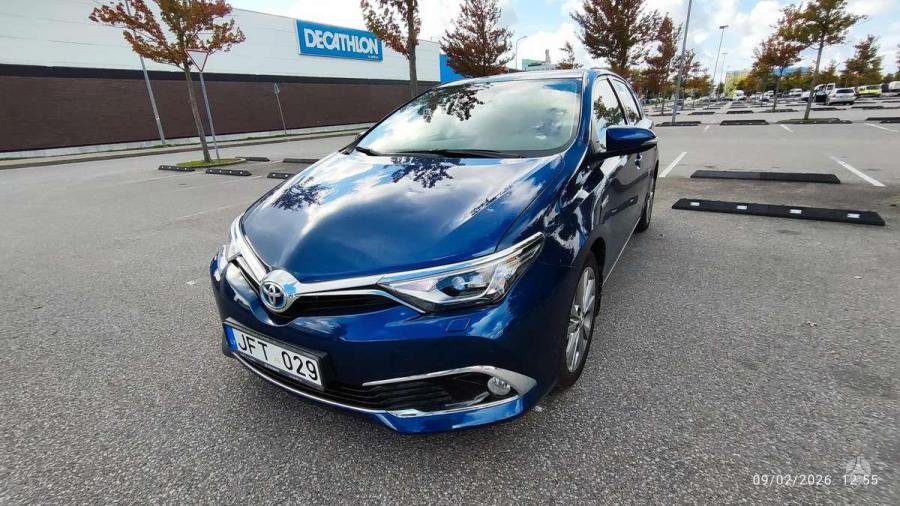 Blue Toyota Auris 2016 in Klaipeda, with an engine capacity of 1.80 L and mileage of 135 thousand km for 13900 €, photo 1 on AUTOMOTO.COM.LV