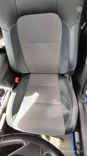 Blue Toyota Auris 2016 in Klaipeda, with an engine capacity of 1.80 L and mileage of 135 thousand km for 13900 €, photo 15 on AUTOMOTO.COM.LV