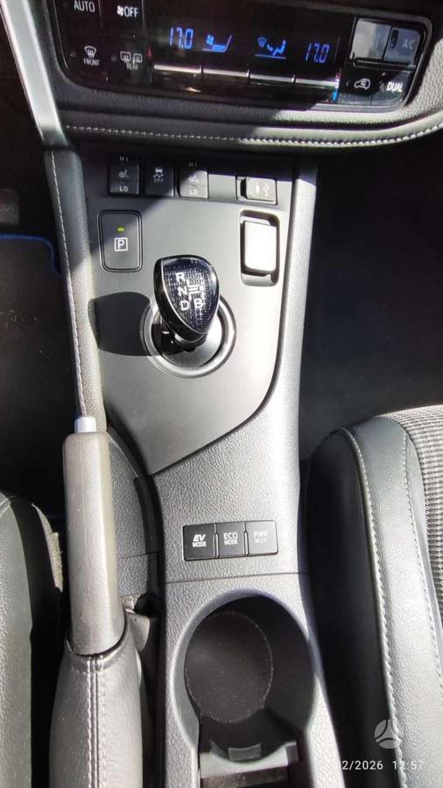 Blue Toyota Auris 2016 in Klaipeda, with an engine capacity of 1.80 L and mileage of 135 thousand km for 13900 €, photo 18 on AUTOMOTO.COM.LV