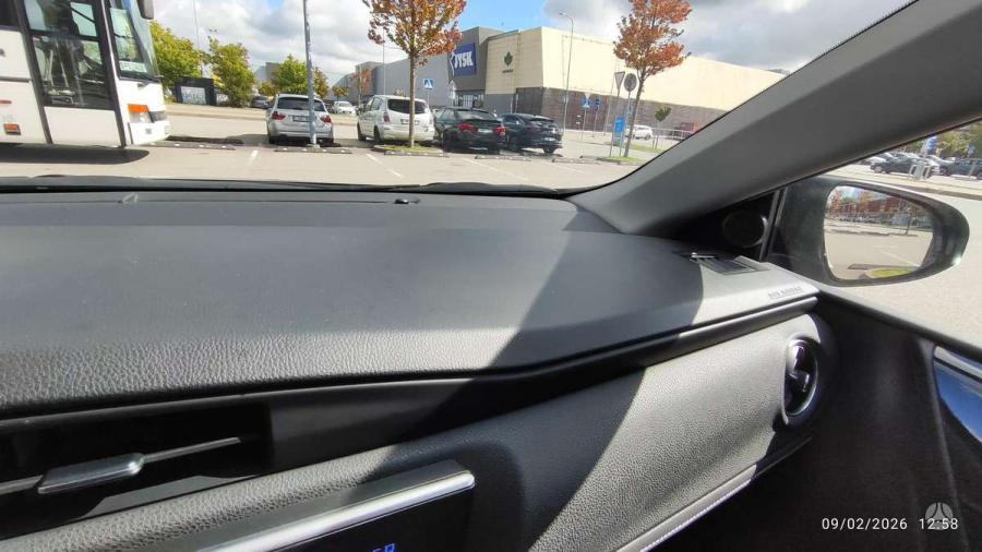 Blue Toyota Auris 2016 in Klaipeda, with an engine capacity of 1.80 L and mileage of 135 thousand km for 13900 €, photo 21 on AUTOMOTO.COM.LV